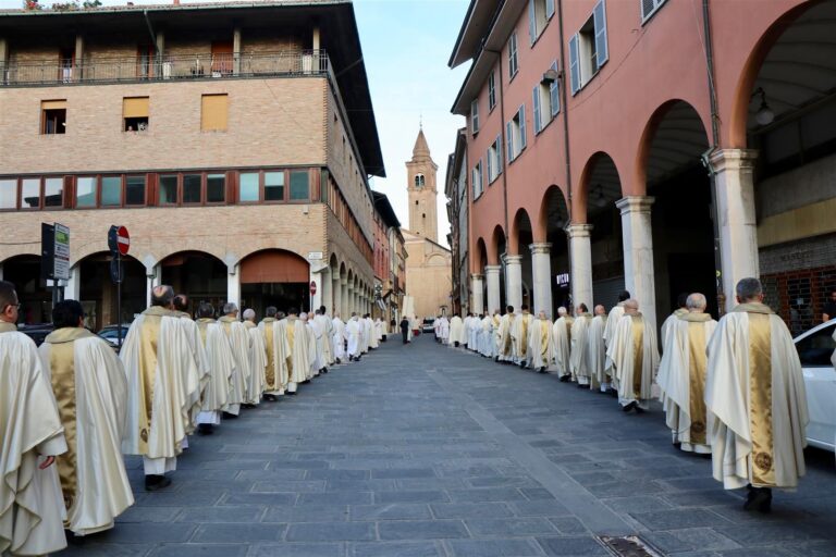 Chi è il prete? Oggi c'è ancora bisogno di lui? Proviamo a parlarne ...