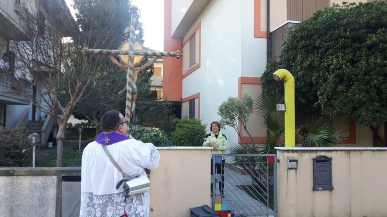 Il crocifisso miracoloso per le strade di Villachiaviche | Fotogallery ...