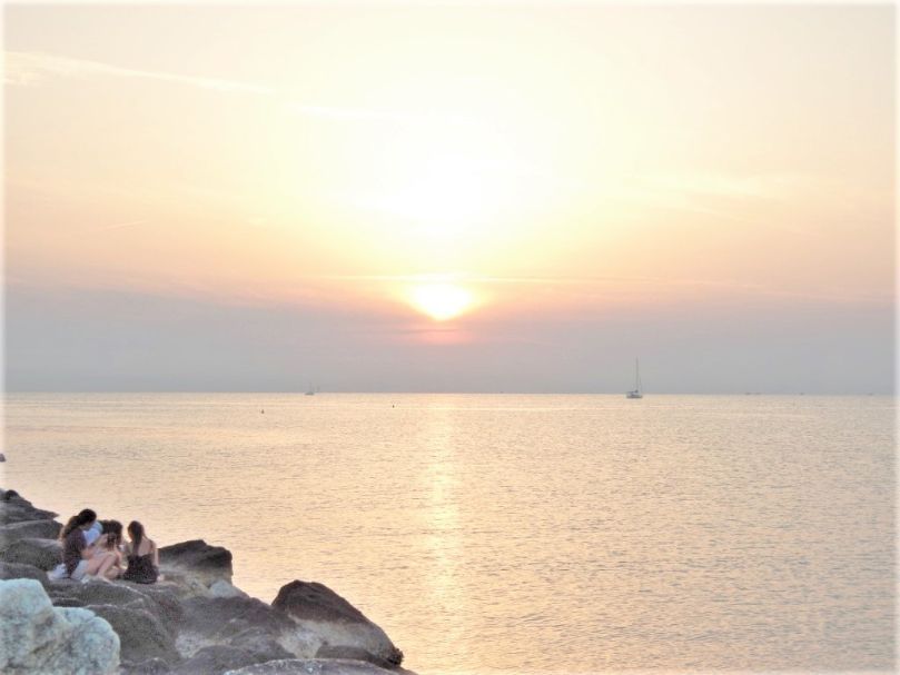 L'alba al mare, ieri mattina. E la preghiera - Corriere Cesenate