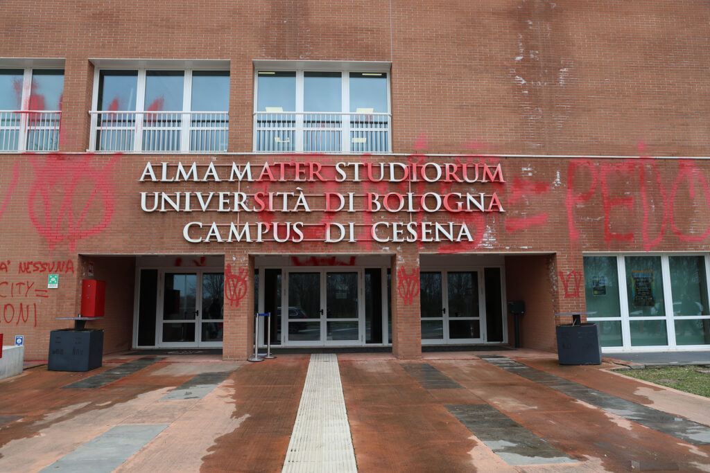 Imbrattato il Campus universitario di Cesena - Corriere Cesenate