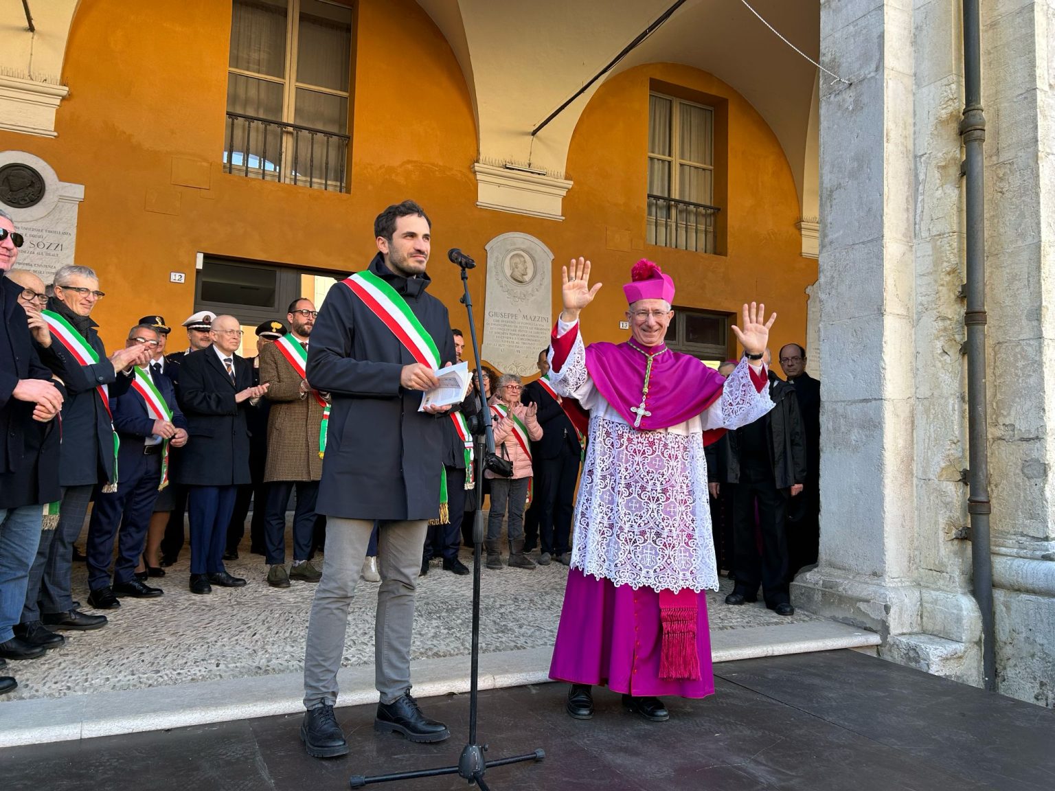 Nuovo vescovo, il sindaco Lattuca lo accoglie in piazza del Popolo ...