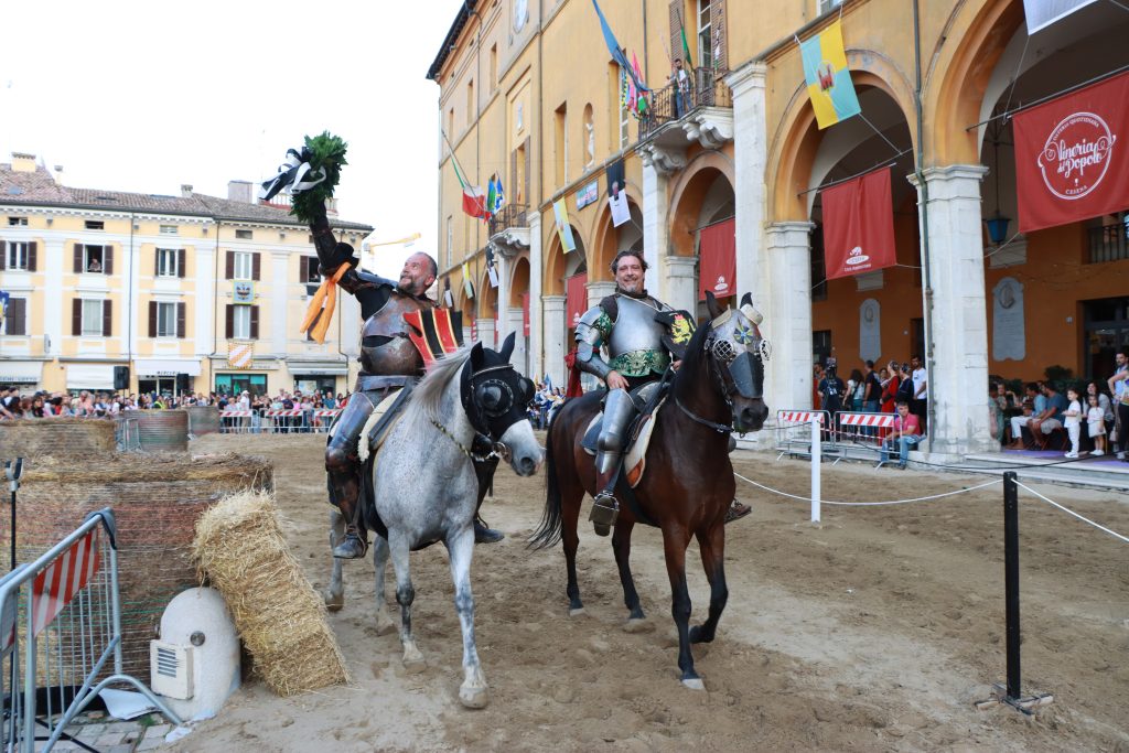 Lo spettacolo della Giostra all'incontro. La fotogallery - Corriere ...
