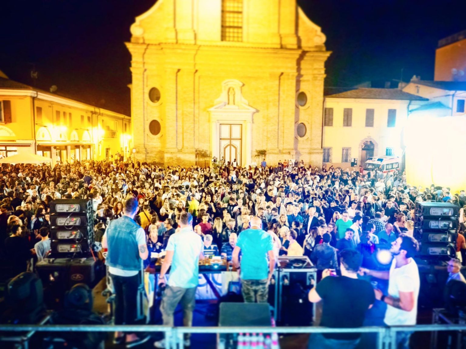 Discoteca a cielo aperto con la "Notte bianca" di Savignano - Corriere ...
