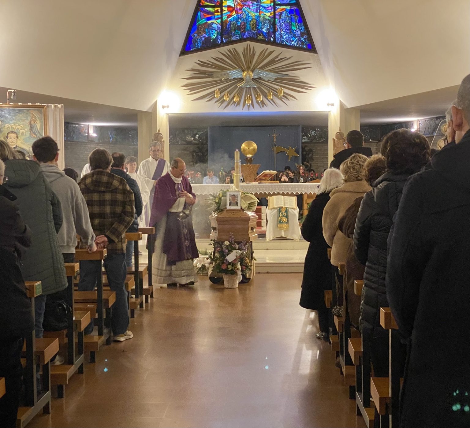 Funerale di Elisa Migani. Un paese intero in chiesa. Il parroco: "Oggi ...