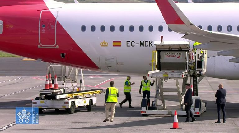 Problemi all'aereo papale, Leone XIV torna in Italia col jet del Re di ...